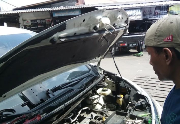 Buka kap mesin mobil setelah perjalanan jauh ada fungsinya? Ternyata ...