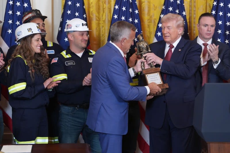 Trump orders Pentagon to buy power from coal plants