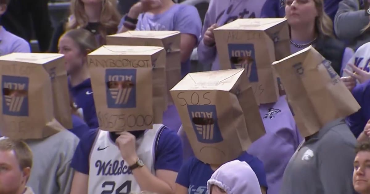 Kansas State fans don paper bags on head amid disappointing season