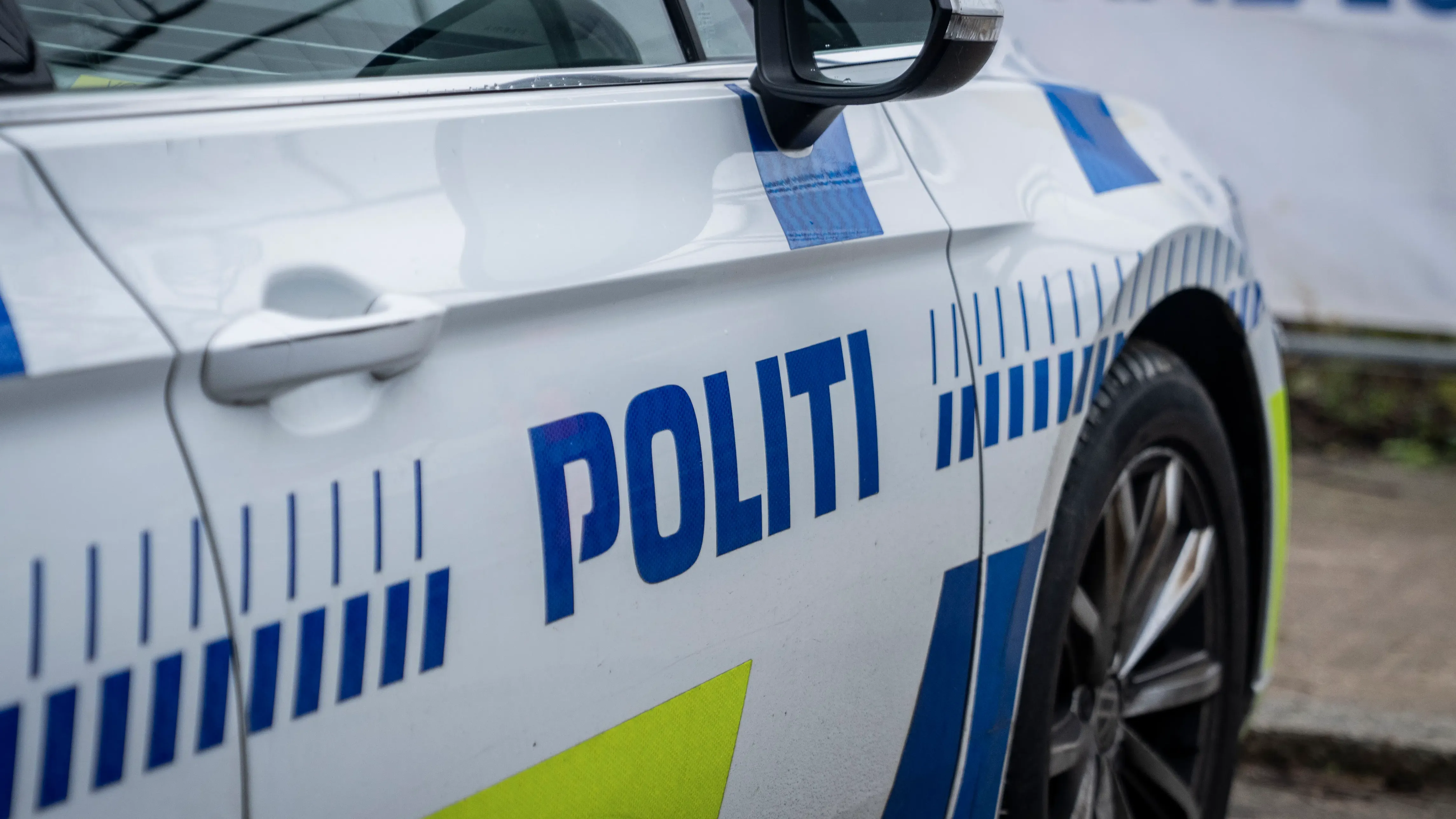 Politiet massivt til stede ved alvorlig hændelse: Én alvorligt skadet