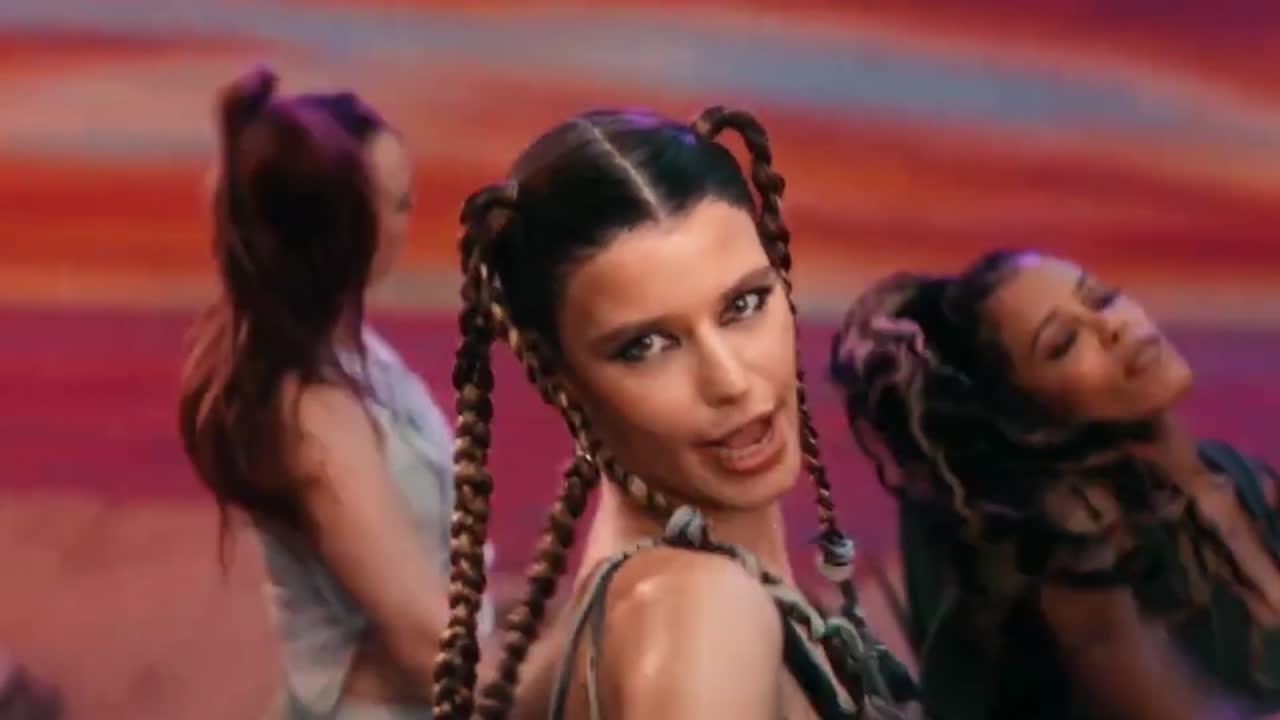 Beren Saat ilk şarkısının klibiyle hayranlarını şaşırttı