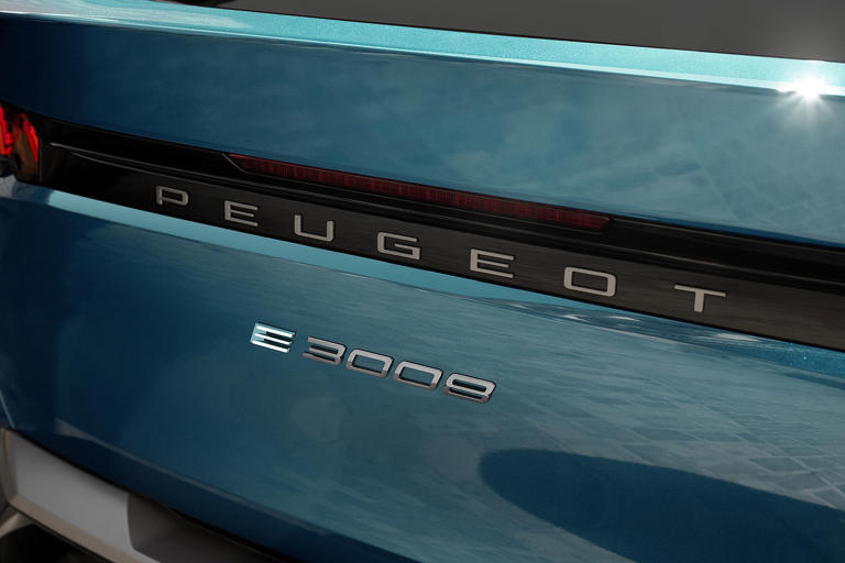 「プジョー3008」のBEVバージョン「E-3008」販売開始