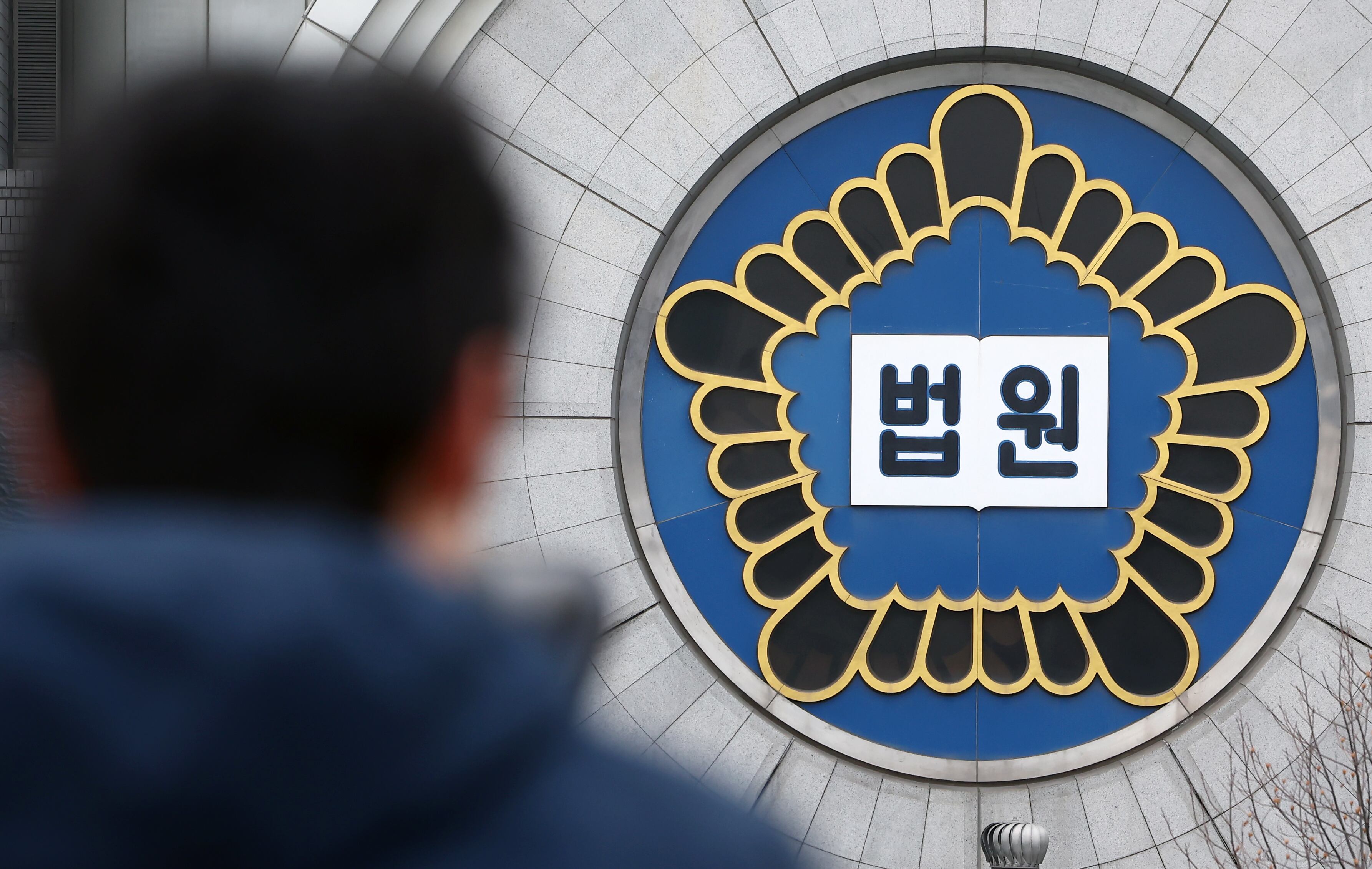 Broker Lee Seong-jae sentenced to 3 years in shaman bribery appeal