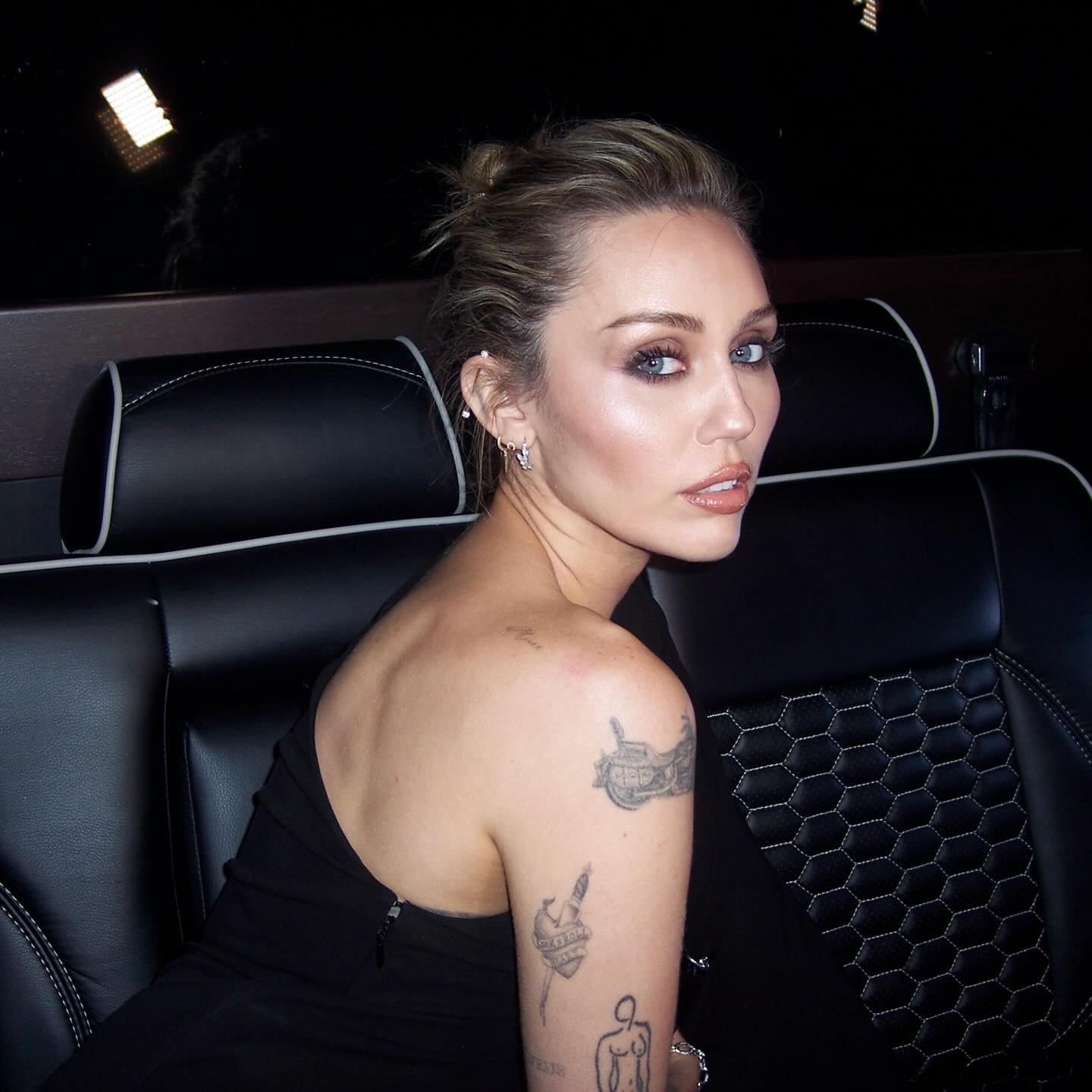 Engaged Miley Cyrus reportedly desperate to reconnect with ex Liam ...