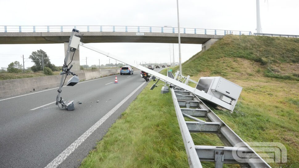 Dit is de enorme boete voor het slopen van een mobiele flitspaal