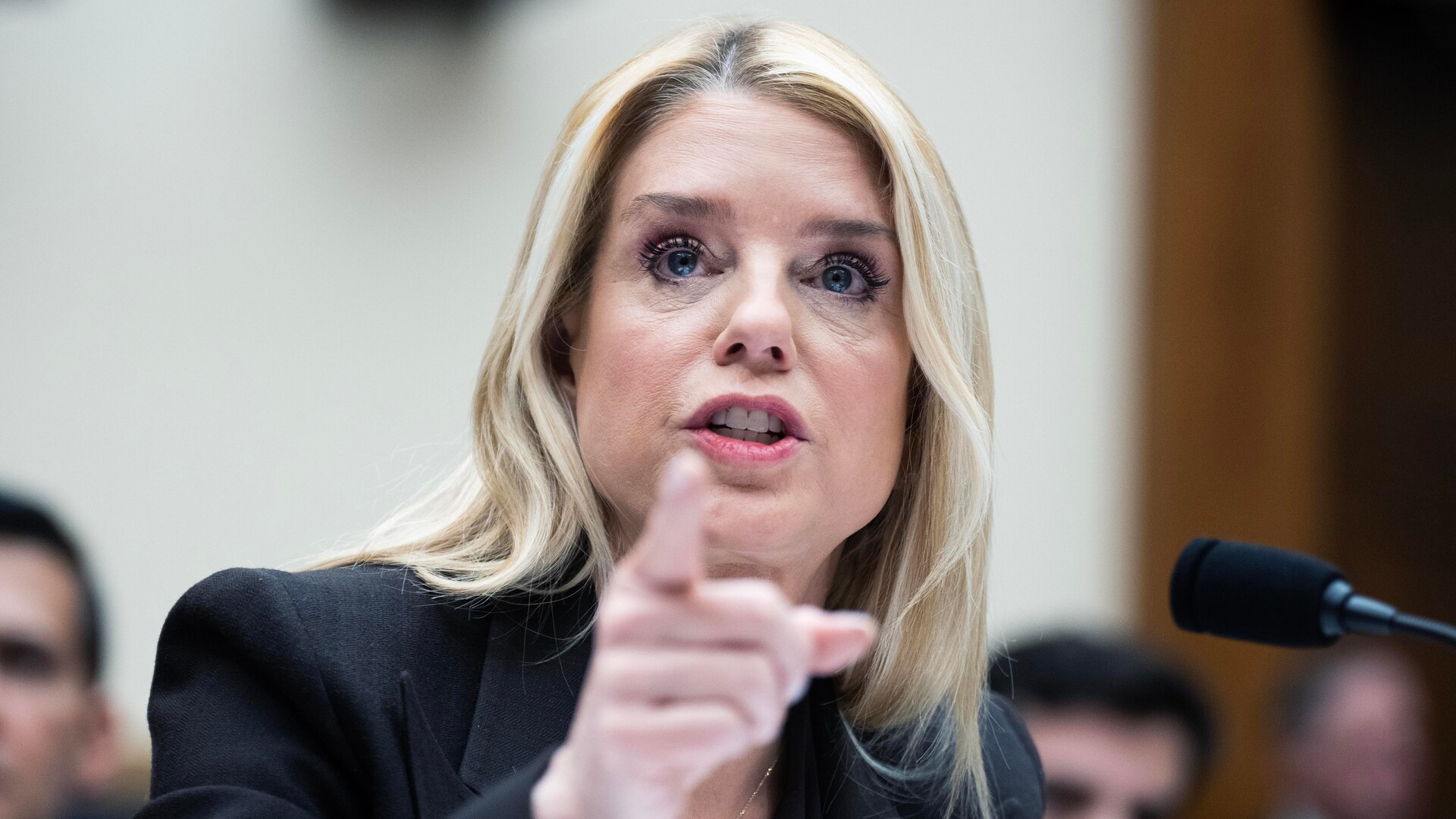 „Das ist erbärmlich“: Trump-Ministerin weicht bei Anhörung kritischen ...