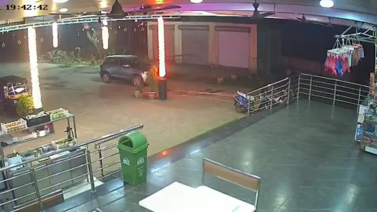 Chemical tanker crashes into roadside hotel in India