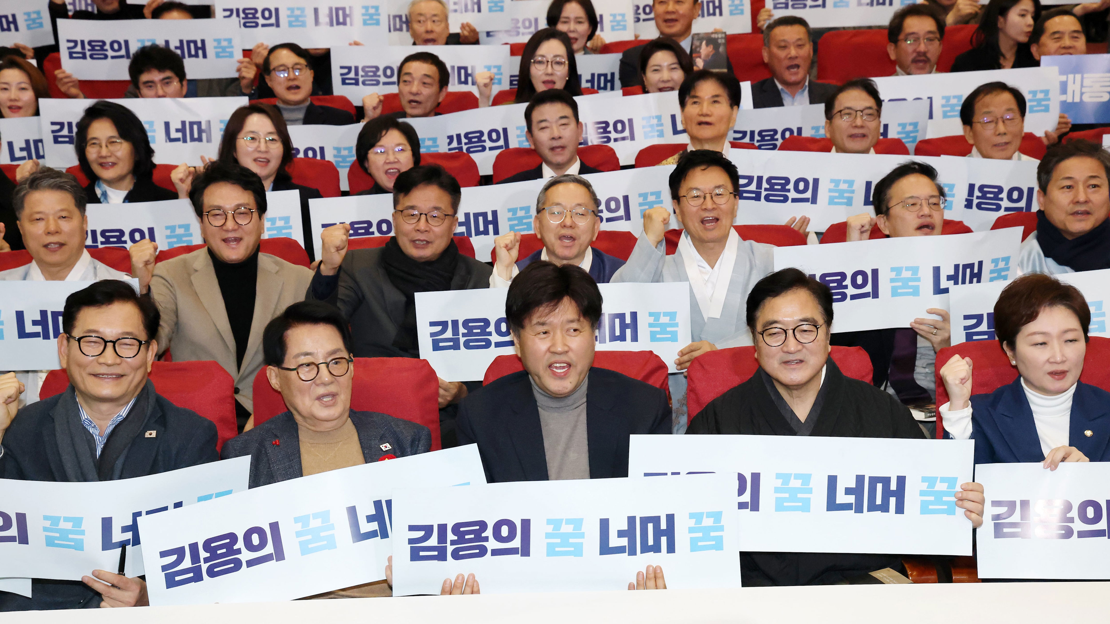 Ruling party backs Kim Yong at bail book event