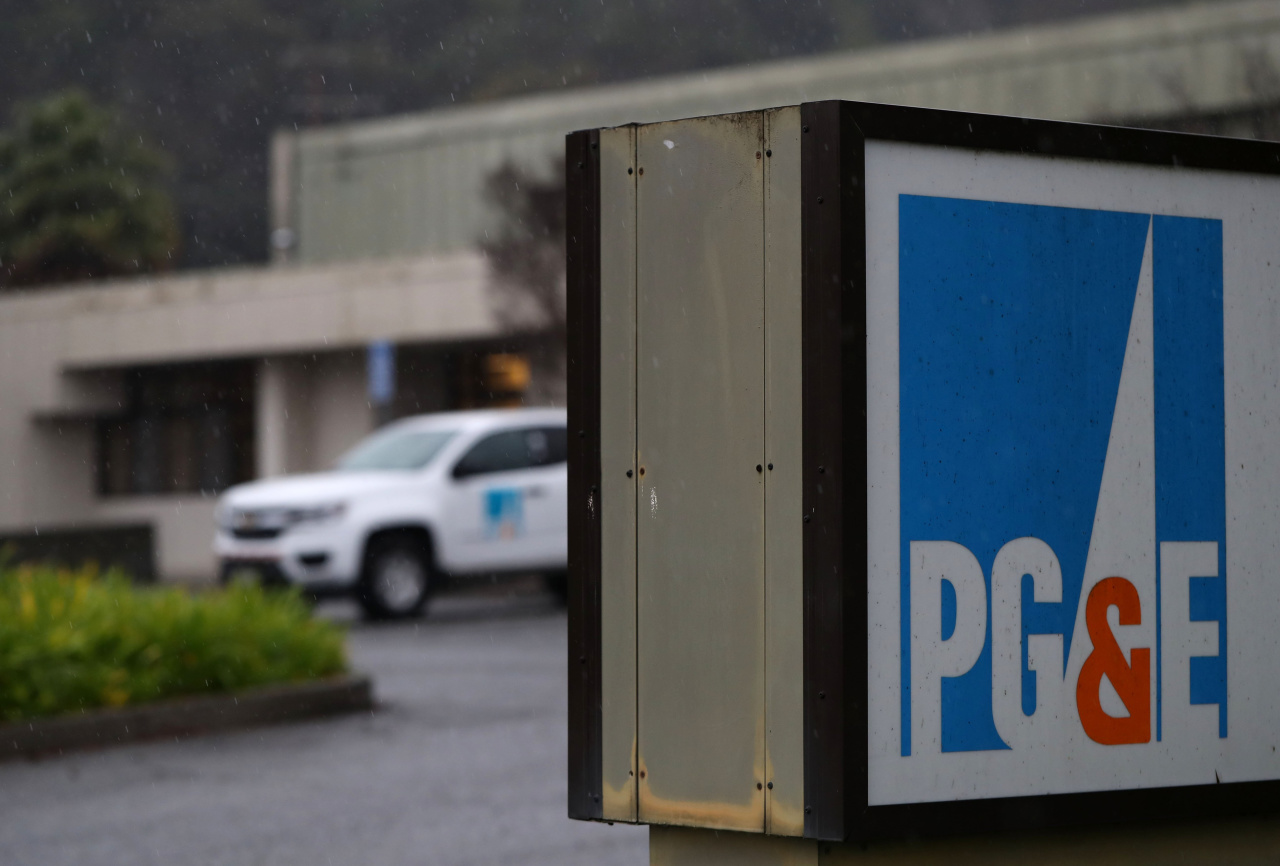 PG&E posts lower profit, tightens adj EPS view for year