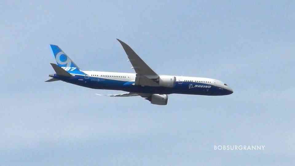 Boeing test pilot launches 787-9 into an unusually steep climb