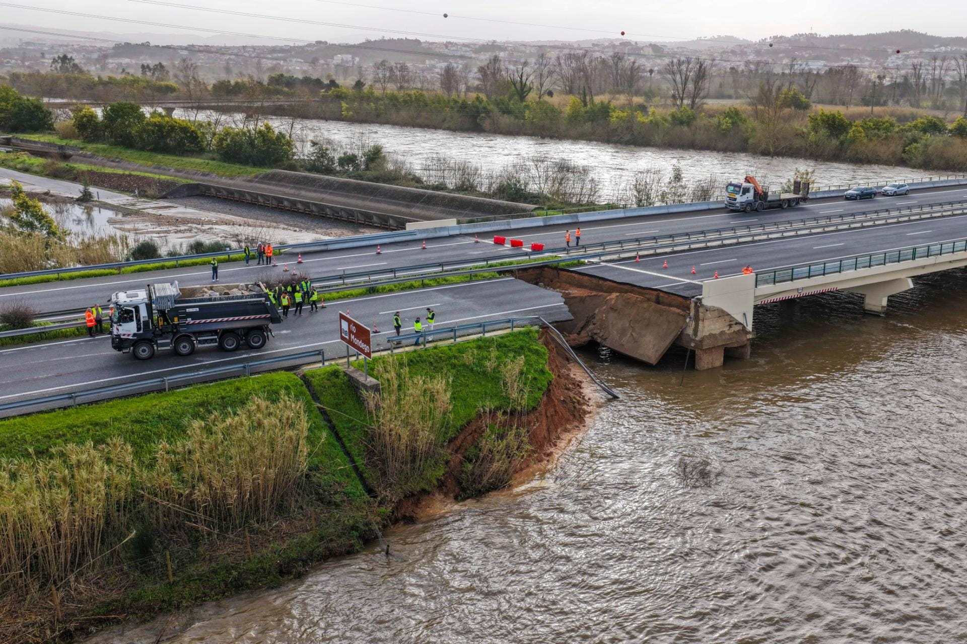 O apoio de uma ponte nunca devia ser feito na zona do dique, "esquecemo ...
