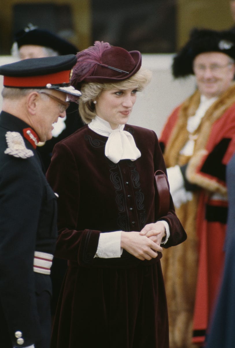 La chaqueta de terciopelo que Lady Di llevó en los años 80 está en las ...