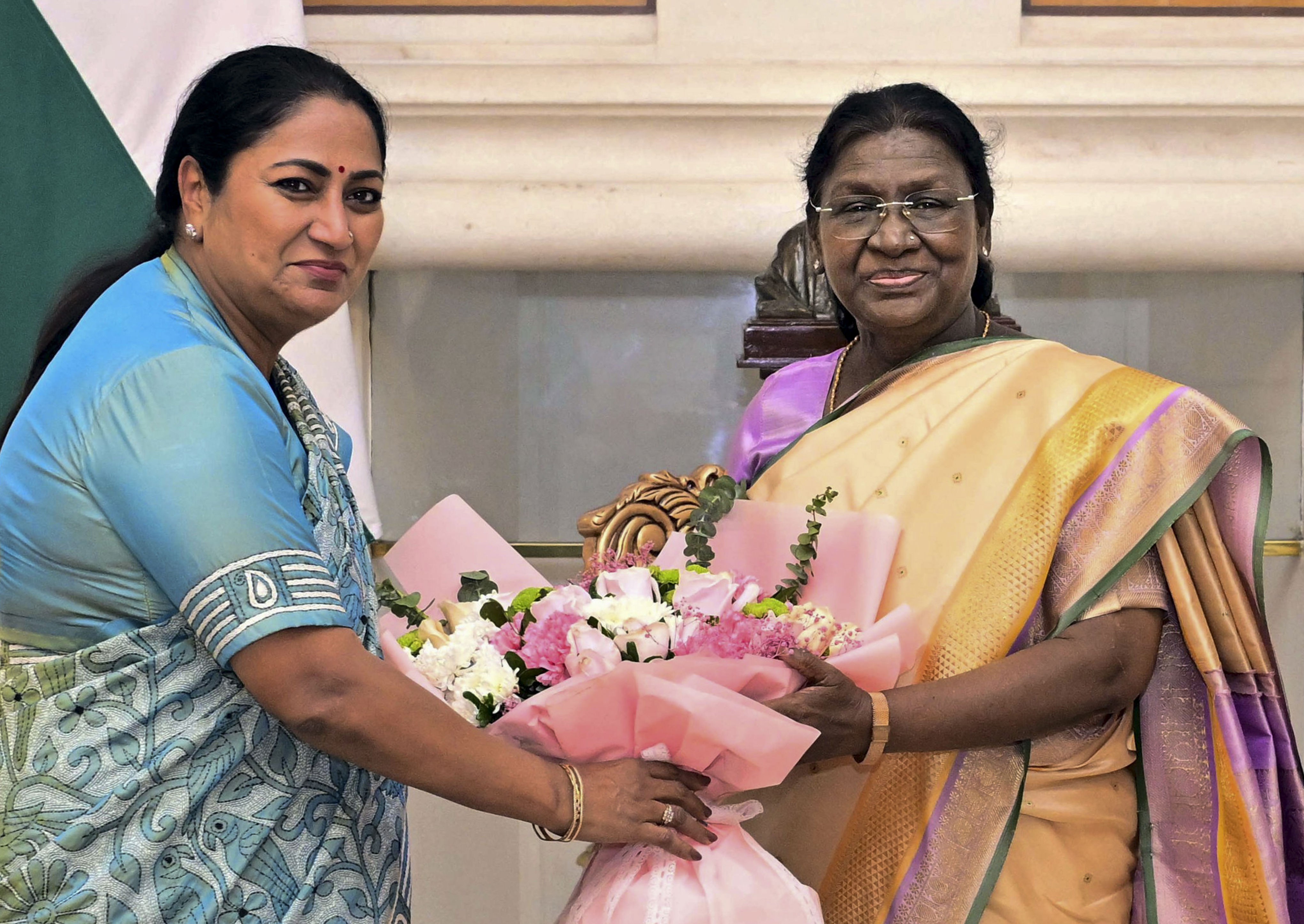 Delhi CM Rekha Gupta pays courtesy visit to President Murmu