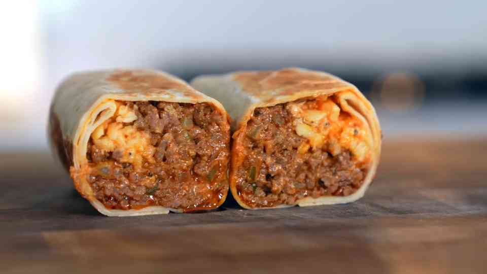 I can't stop making these high protein cheeseburger wraps meal prep