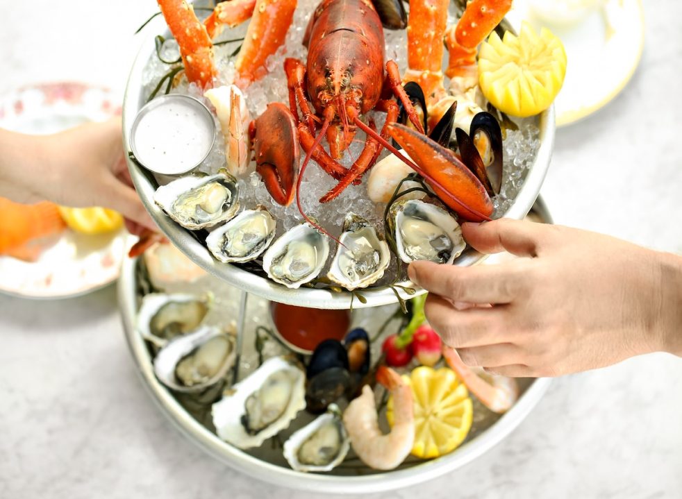 4 chain restaurants with the best seafood tower, according to chefs