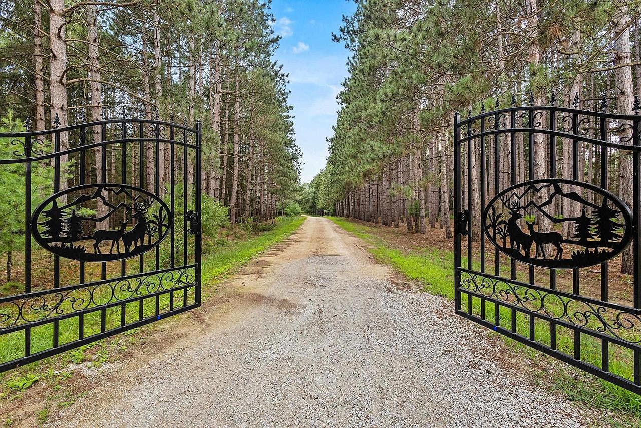 1920 lodge in Princeton, Wisconsin, nestled on 320+ acres with over 2 ...
