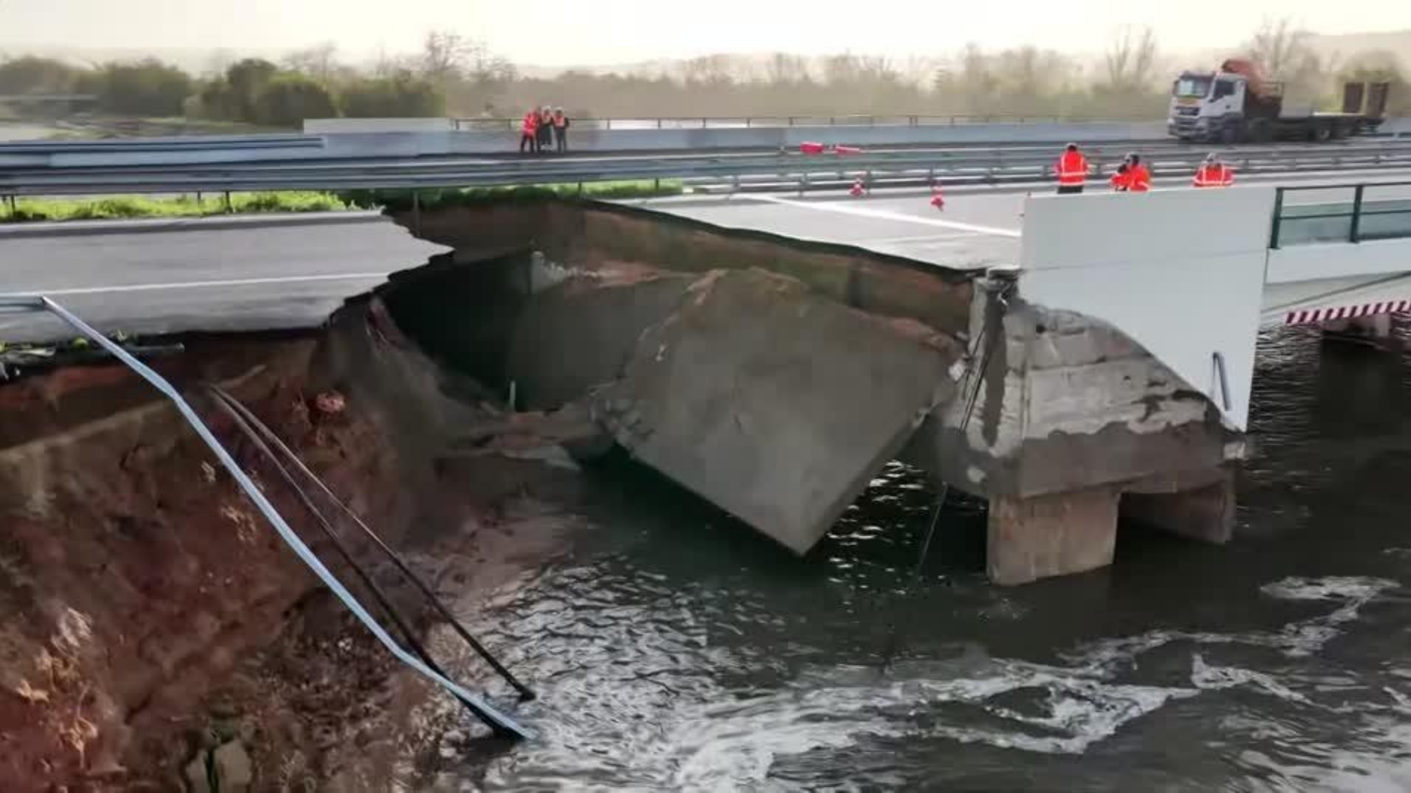 Portogallo, crolla un tratto di autostrada dopo la rottura di un argine ...