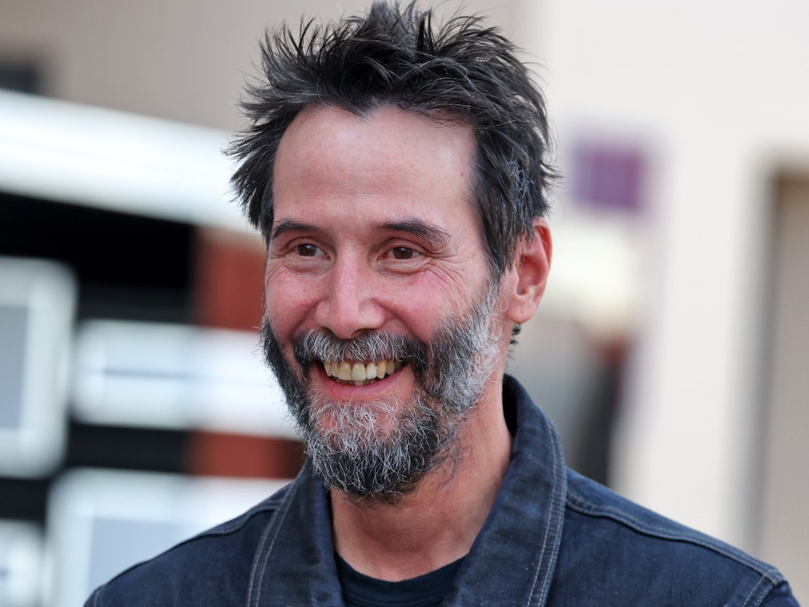 Wild hair and long beard: Keanu Reeves visits Formula 1 in Bahrain