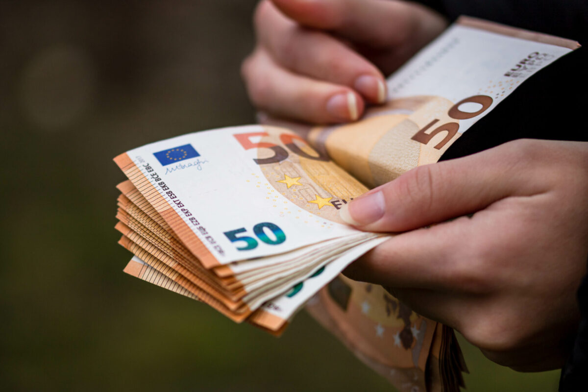 Συντάξεις χηρείας: Τι αλλάζει για 295.000 συνταξιούχους