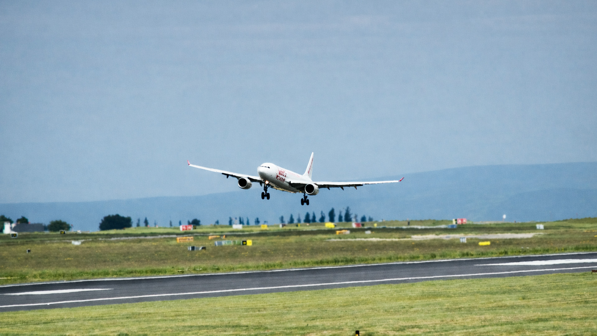 Unstable A330 landing caught on camera
