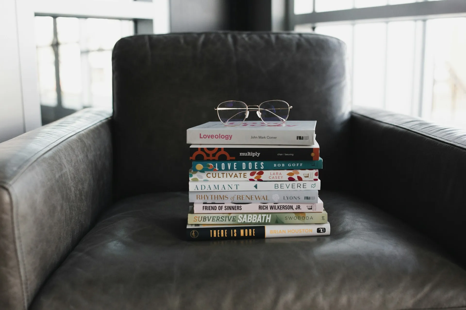 Best Stephen Hawking books to read in 2026: Decoding the mind of a genius
