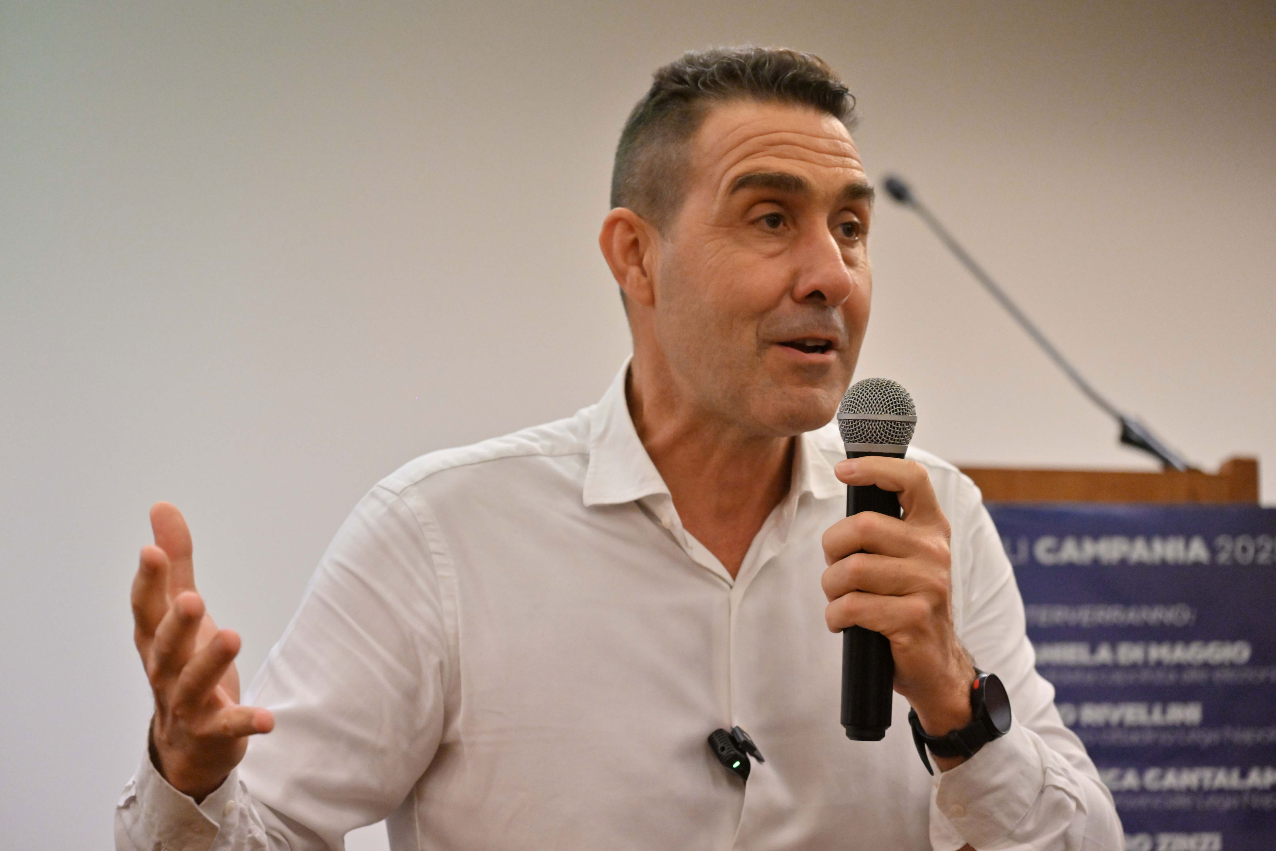 Esordio di Vannacci nei sondaggi: Fn è al 2,9% (e il No recupera)