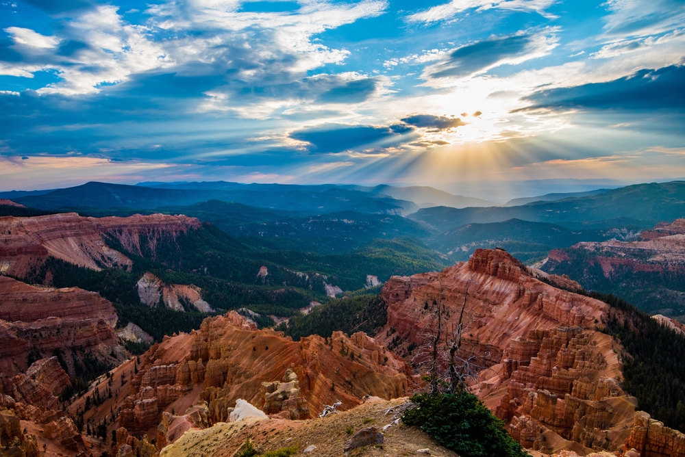 Above Bryce Canyon, a Paiute-named amphitheater glows in four colors
