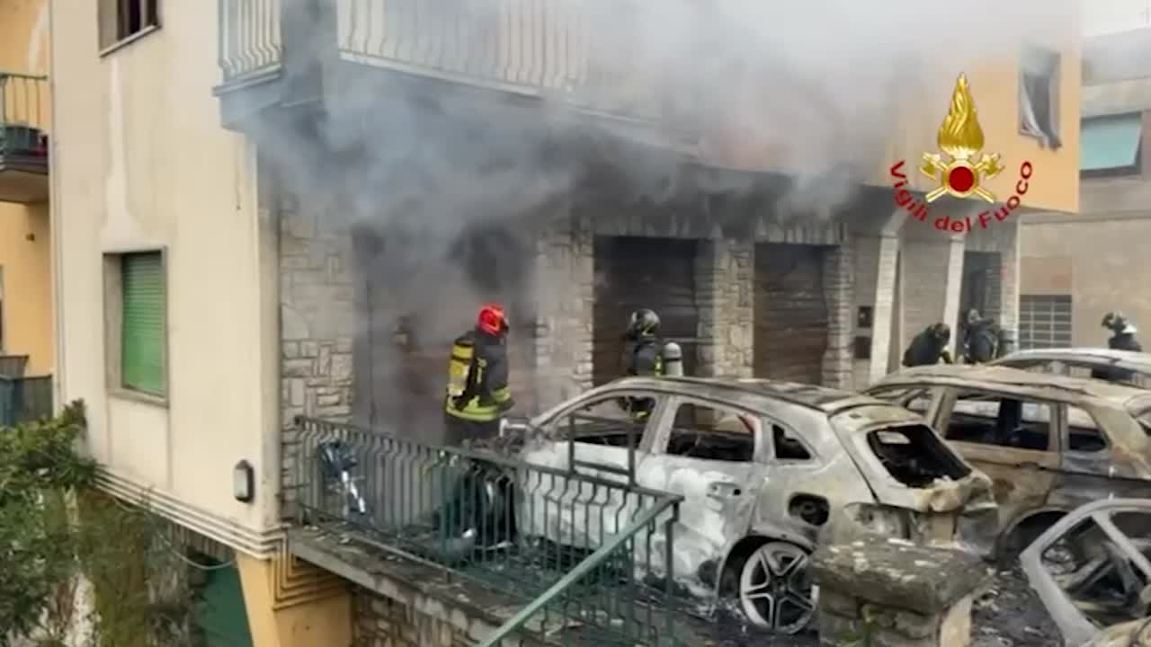 I vigili del fuoco domano il maxi incendio nell'Aretino