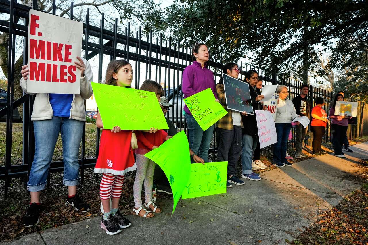 HISD families protest at Lantrip Elementary to kick off student sickout ...