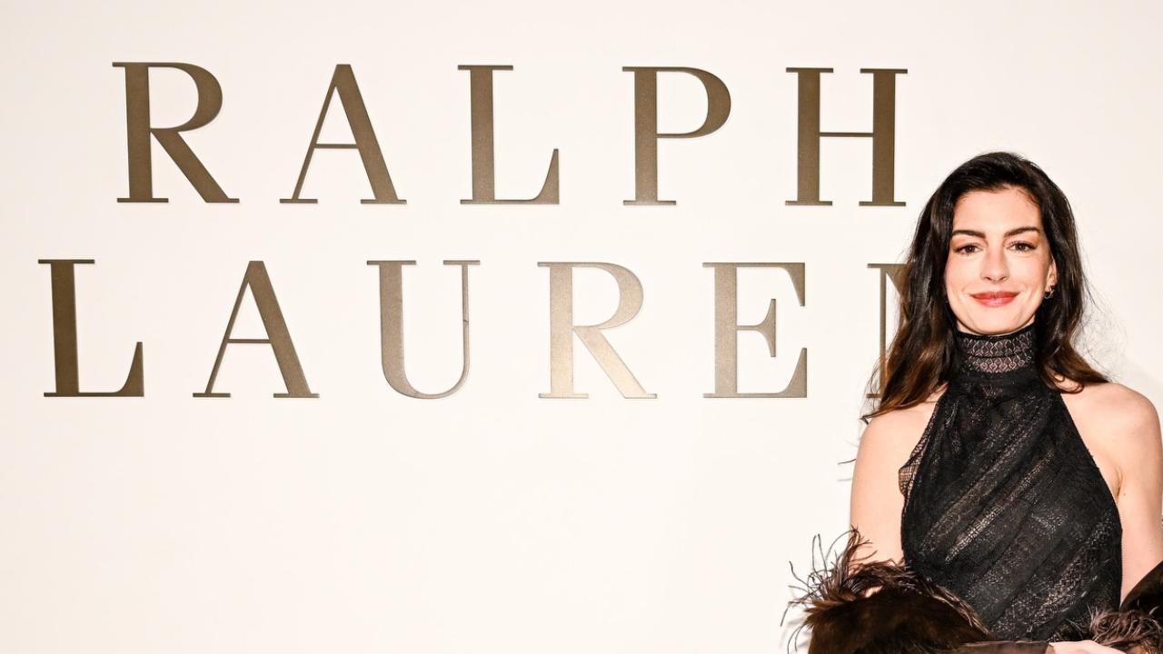 Anne Hathaway deslumbra con transparencias en Ralph Lauren en la Semana ...