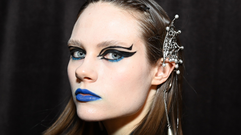The easy graphic liner trick that's NYFW runway-approved