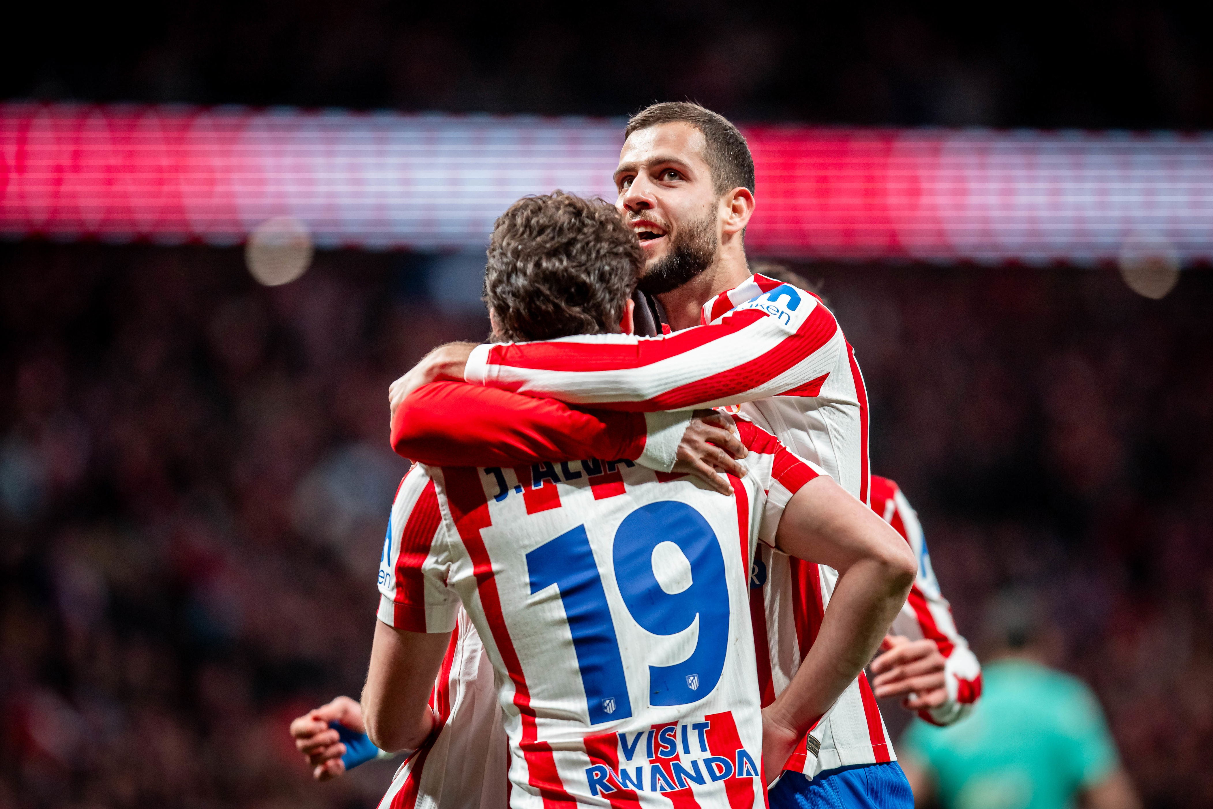 Atlético rekent al in eerste helft af met Barça en zet reuzenstap ...