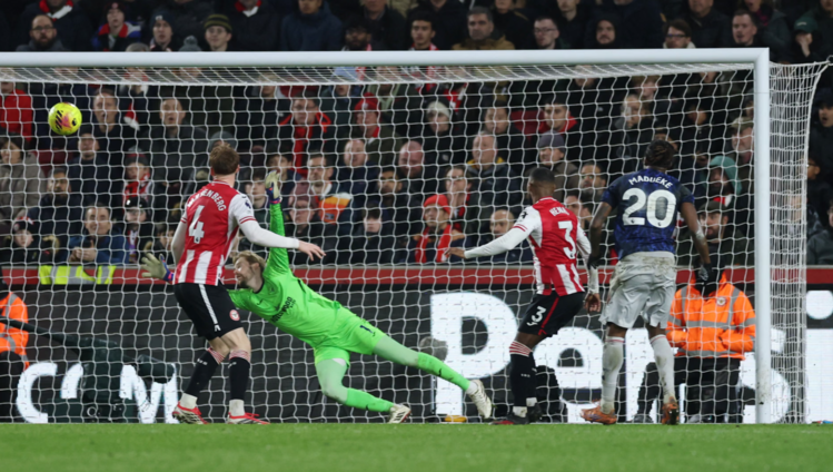 Arsenal bị chia điểm ở Ngoại hạng Anh