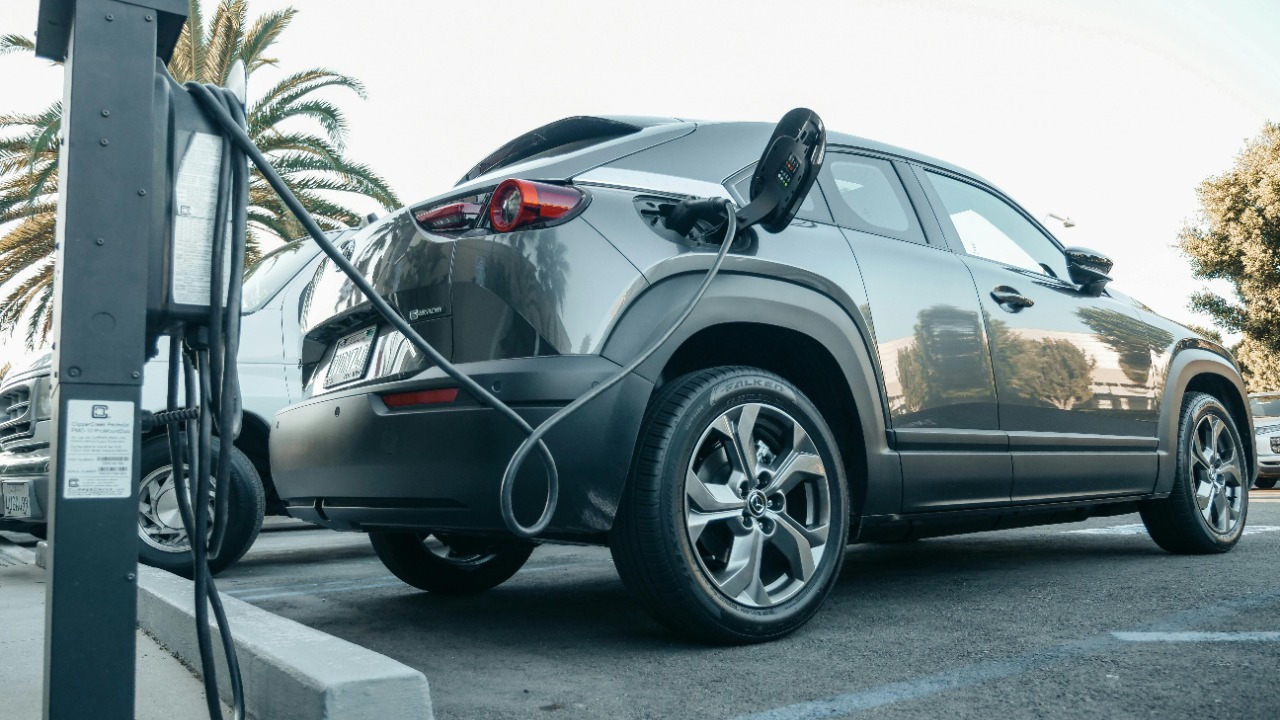 Scientists drop 'sanity check' bombshell: UK electric cars show no ...