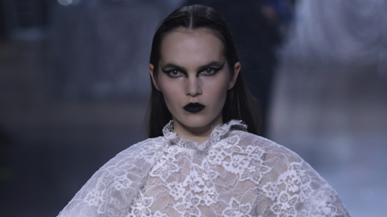The easy graphic liner trick that's NYFW runway-approved