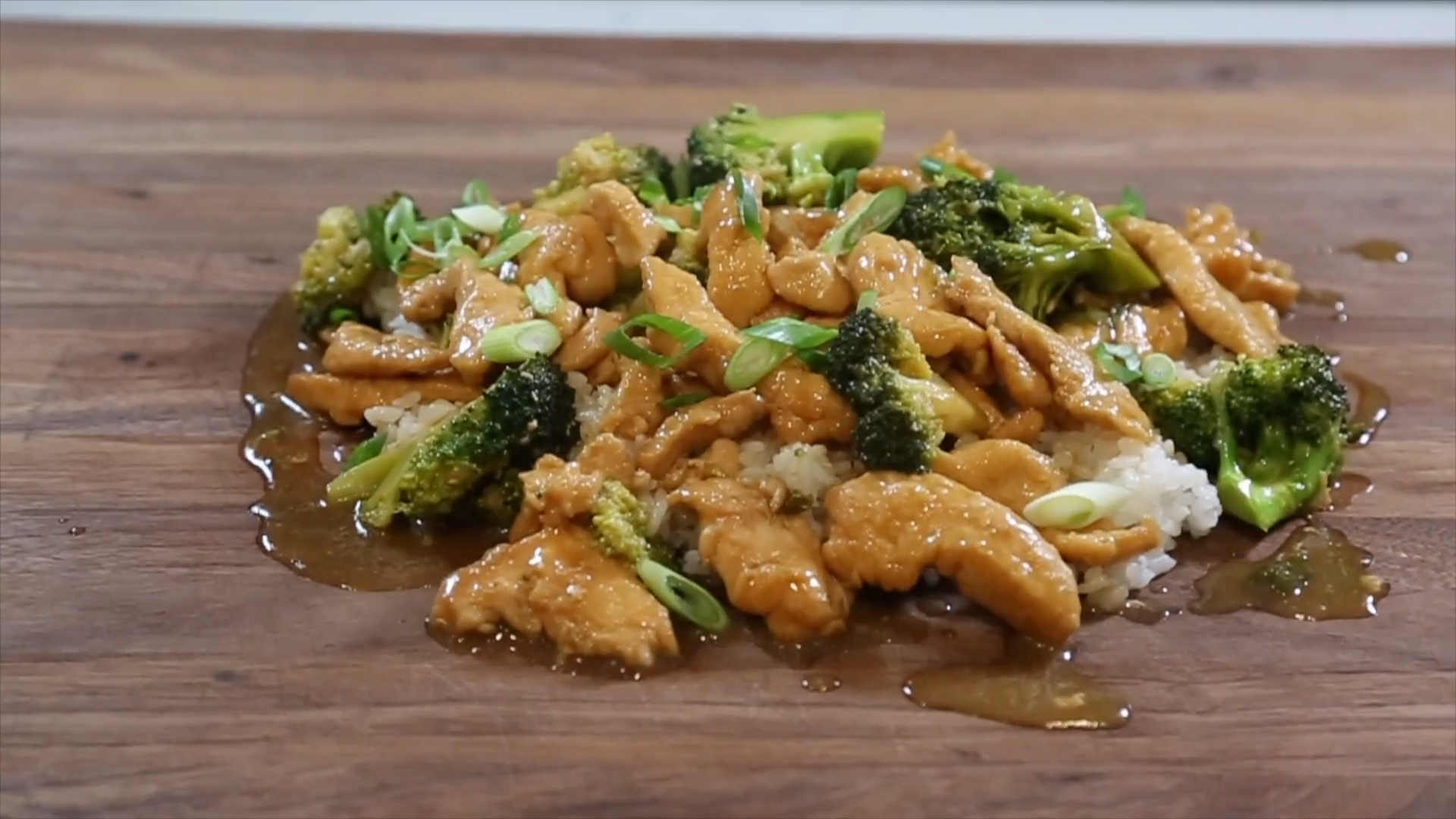 Chicken with broccoli in brown sauce
