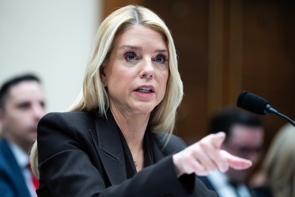 Alumni of Pam Bondi’s law school threaten to cut off donations if ...