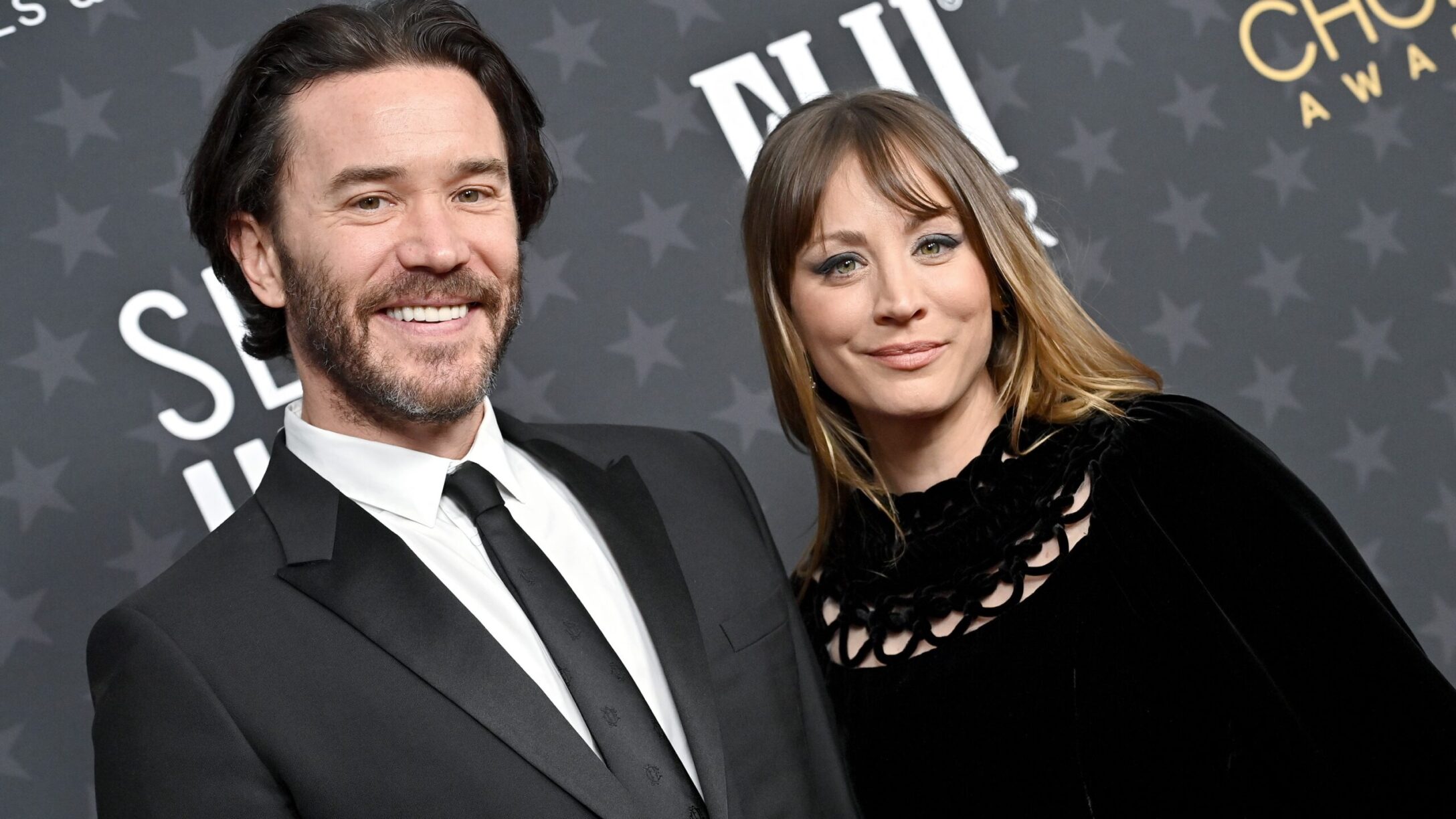 Kaley Cuoco explains why she & fiancé Tom Pelphrey got a ‘sleep divorce’