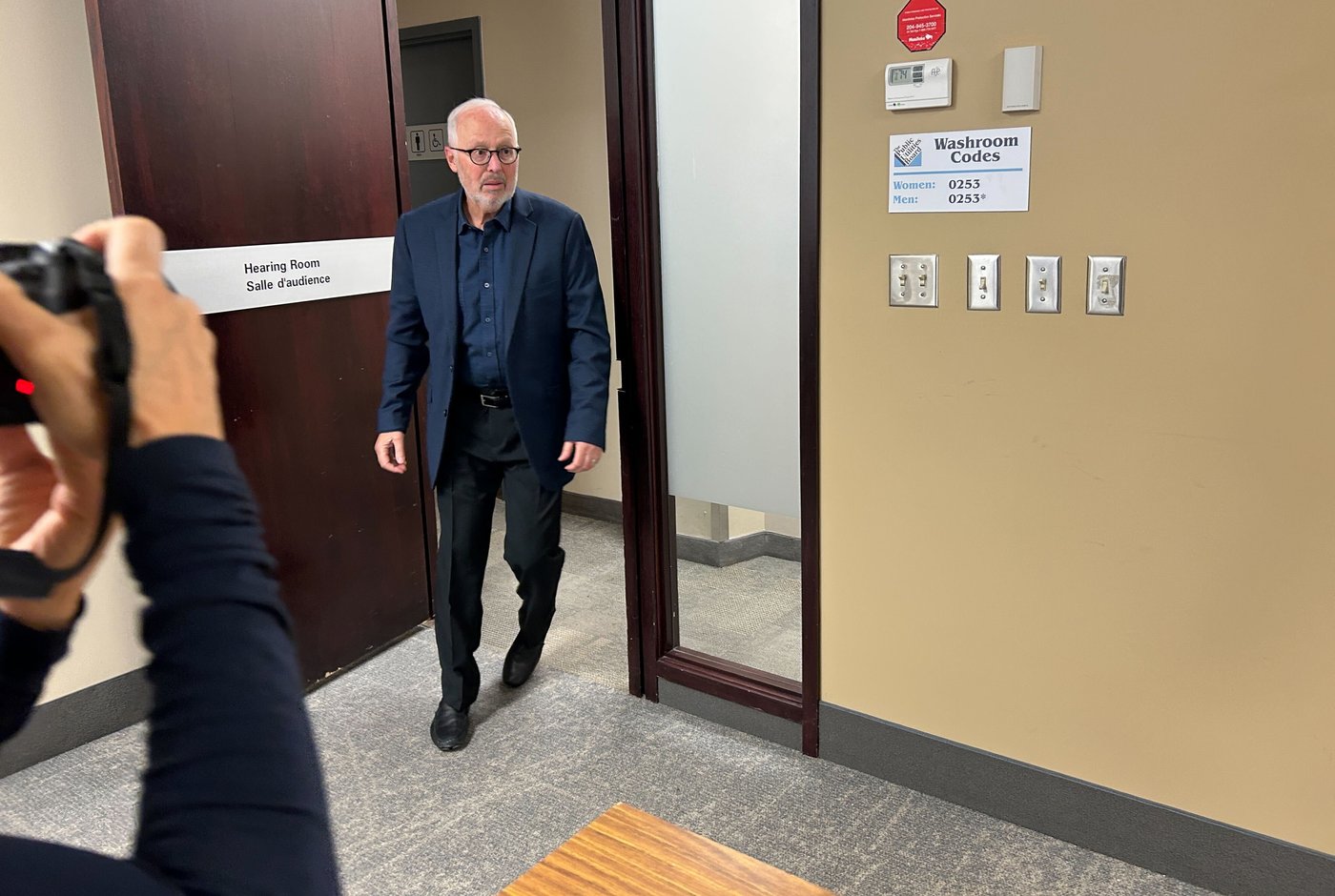 Former Winnipeg mayor questioned about money received from contractor