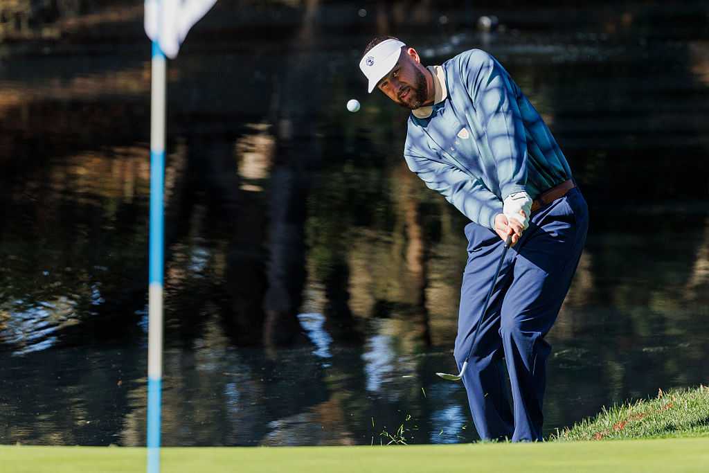 Travis Kelce spotted golfing at Spyglass as fans watch for Taylor Swift ...