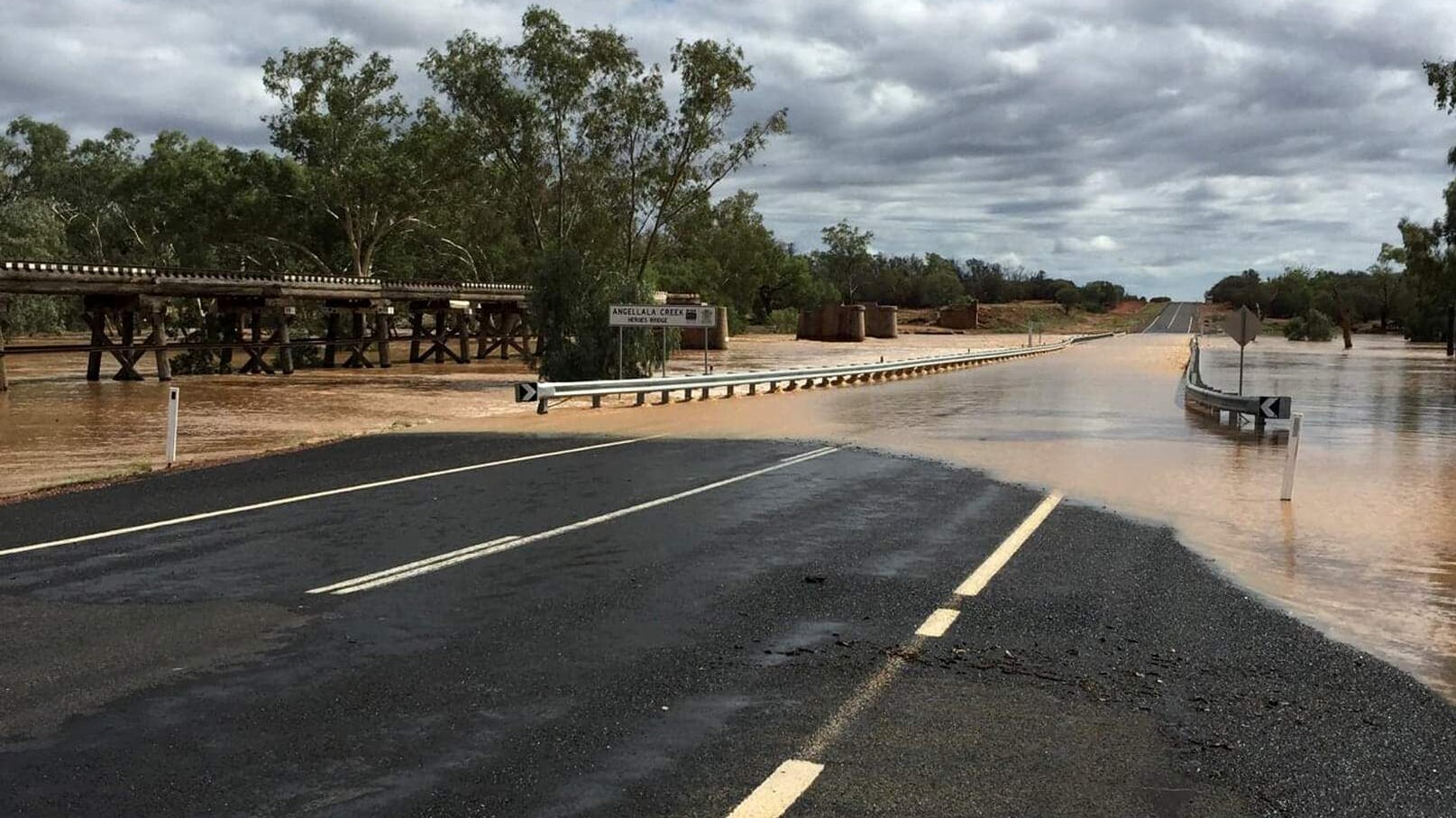 Heaviest outback rain in 15 years tracks east to flood Queensland and ...