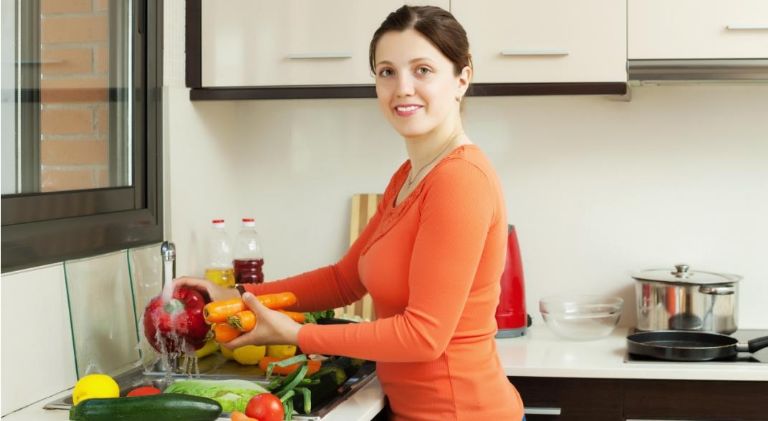 Qué quiere decir que una persona limpie la cocina mientras va cocinando ...
