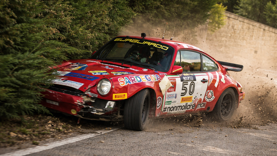 We caught the moment a Porsche crashed at Rally Legend