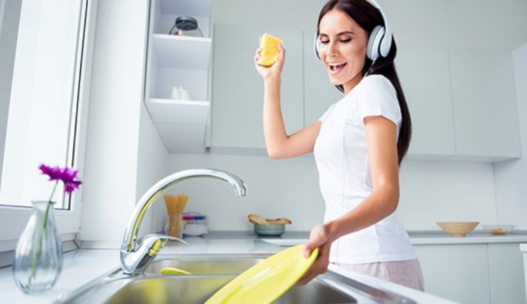 Qué quiere decir que una persona limpie la cocina mientras va cocinando ...