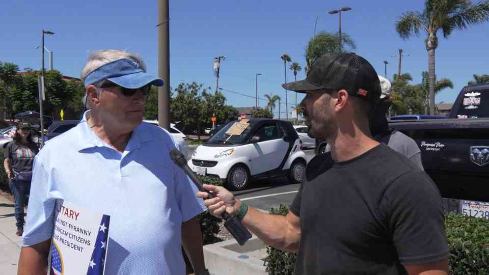 "You need to calm down" - protester gets furious in seconds