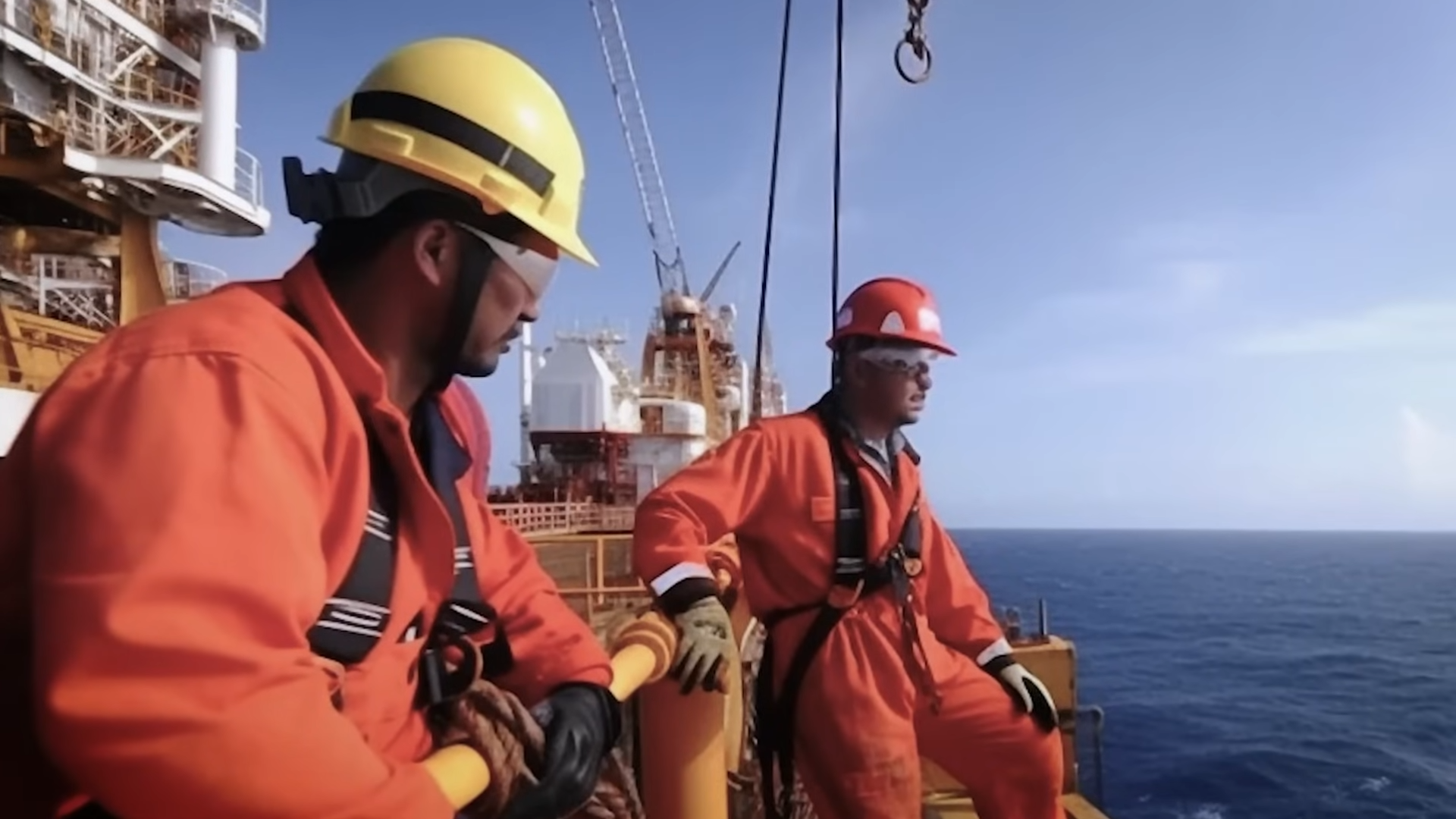 A white mist filled the deck! - The moment a $350 million oil rig began ...
