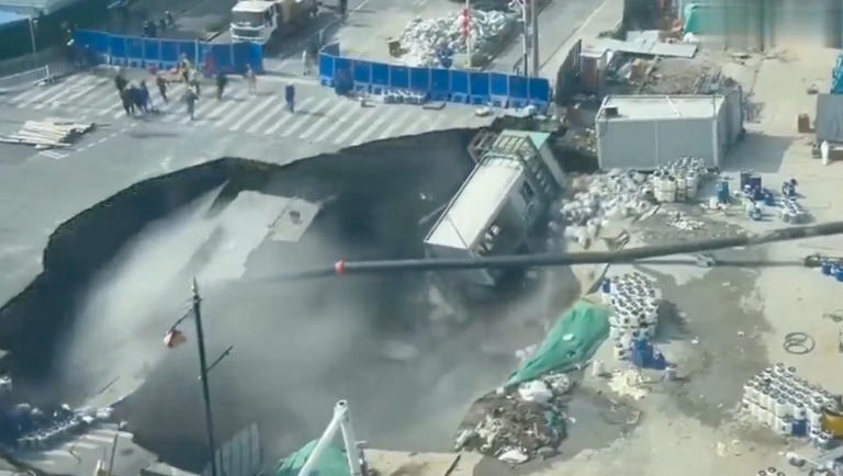 Video: Gigantesco socavón se traga avenida en Shanghái donde construían ...