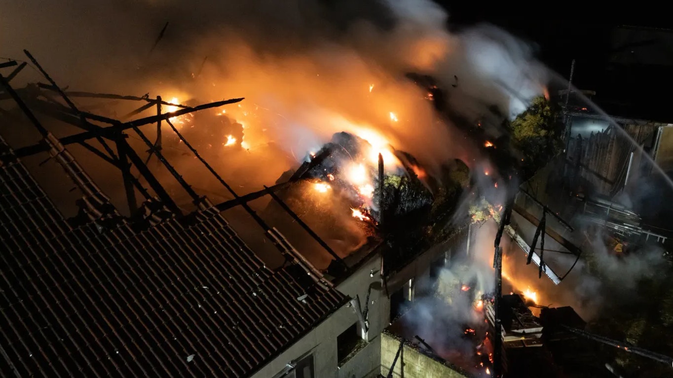 Dachte, es hagelt – dann steht Hof schon in Vollbrand
