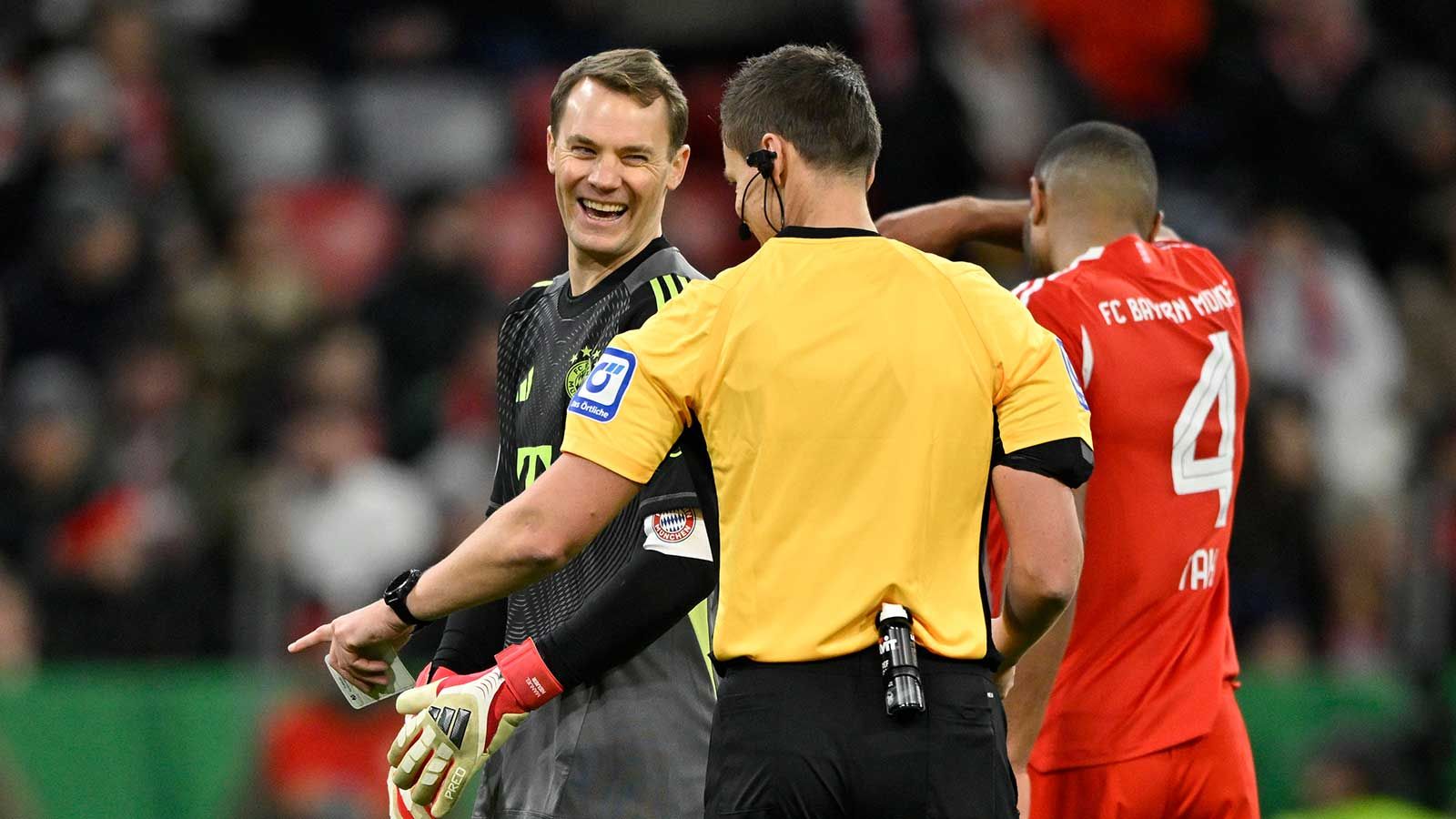 "Geh rein jetzt!" Schiedsrichter Daniel Siebert maßregelt Manuel Neuer ...