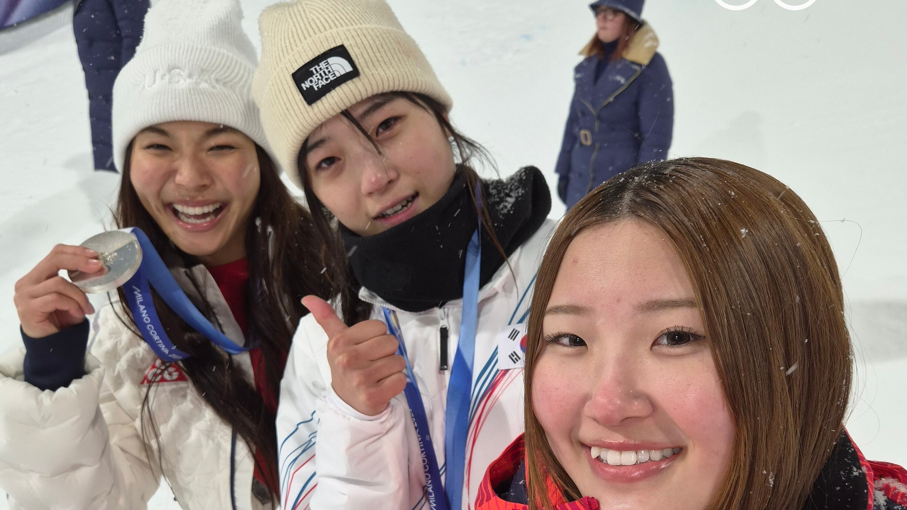 Snowboard medalists chat in Korean at Olympic ceremony